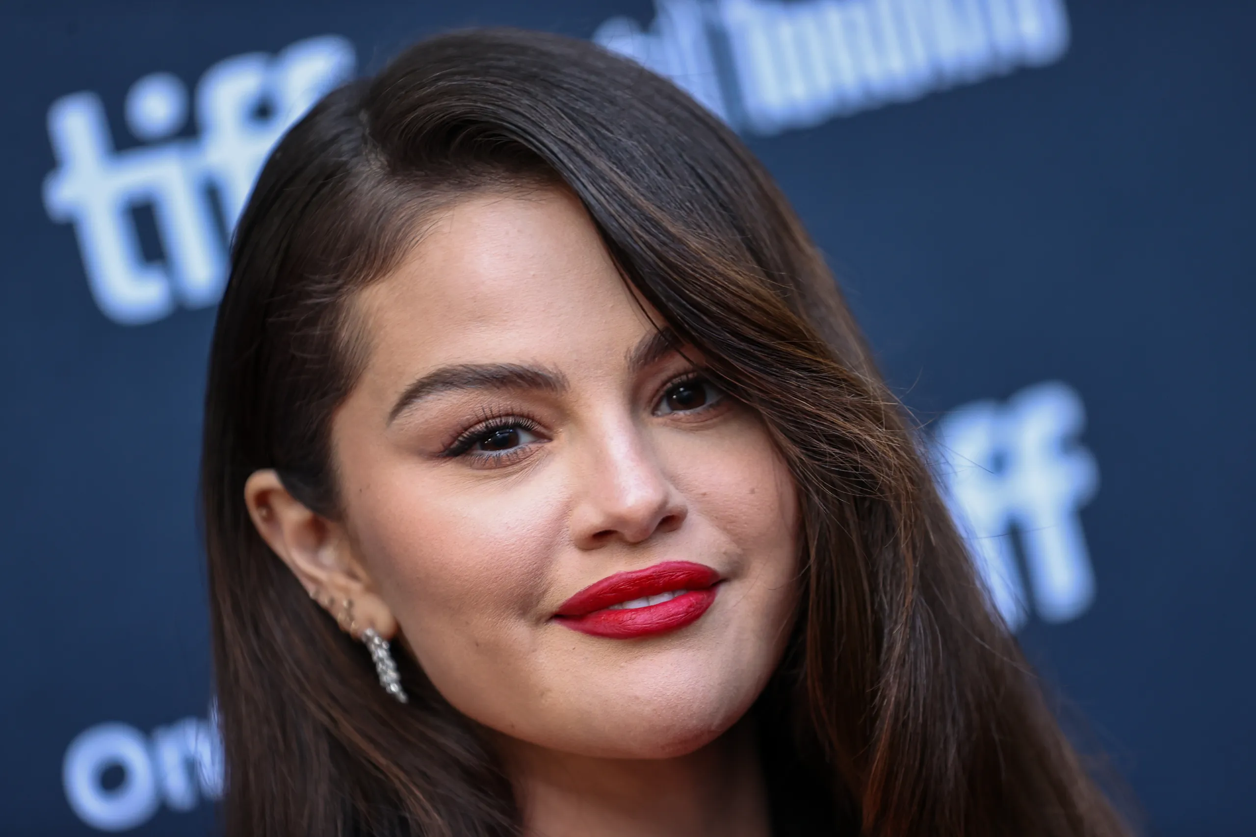 Selena Gomez, plus mince, dévoile sa silhouette dans une mini-jupe en cuir