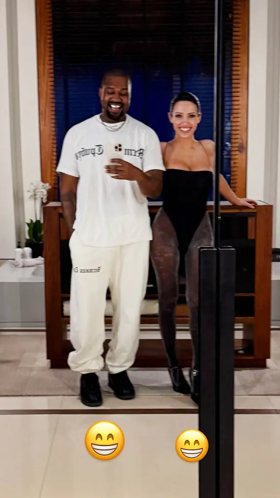 Kanye West rayonne d’un sourire rare à côté de sa femme Bianca Censori ...