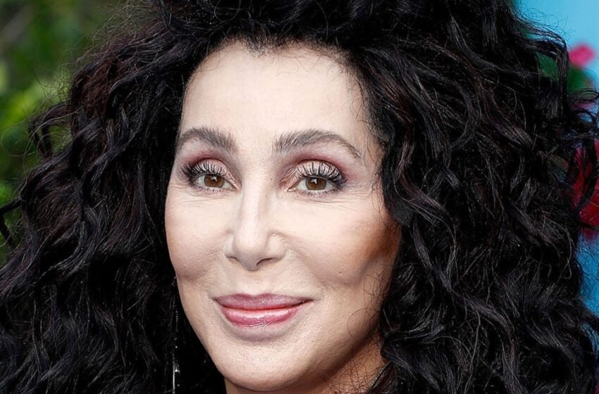 Cher, 78 ans, recrée son look d’il y a 40 ans en montant sur scène en body